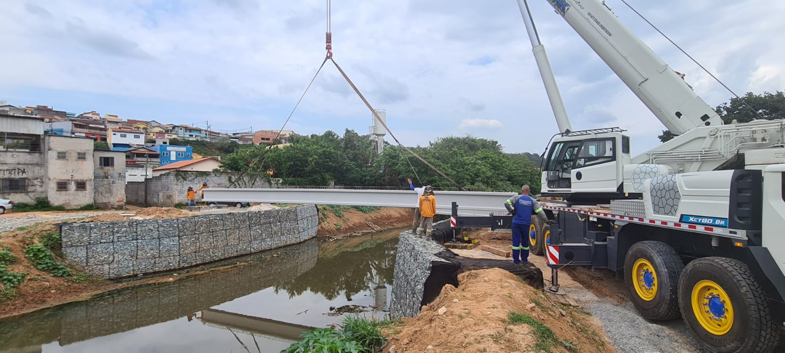 Vigas são colocadas na nova ponte do Marchetti