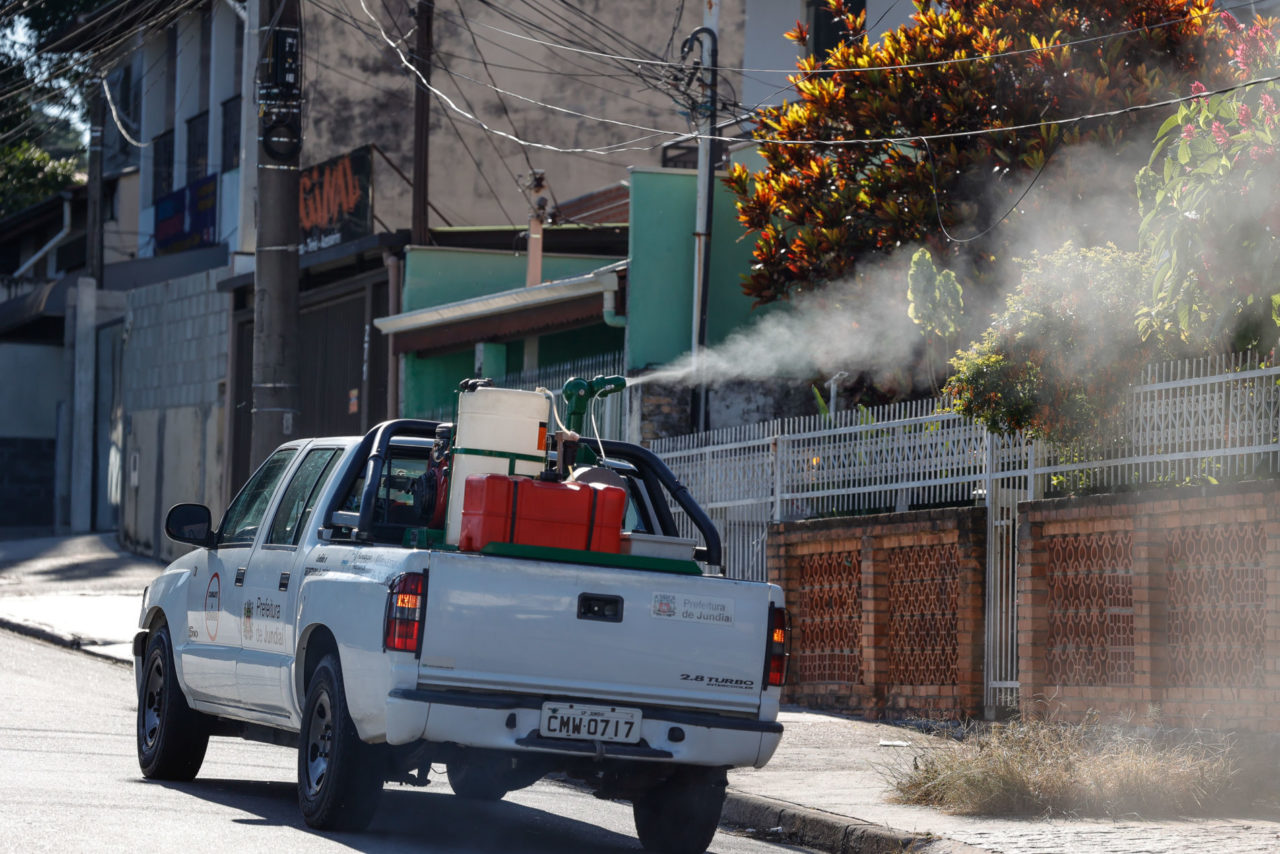 Veículo do fumacê realiza nebulização nas ruas da Vila Hortolândia