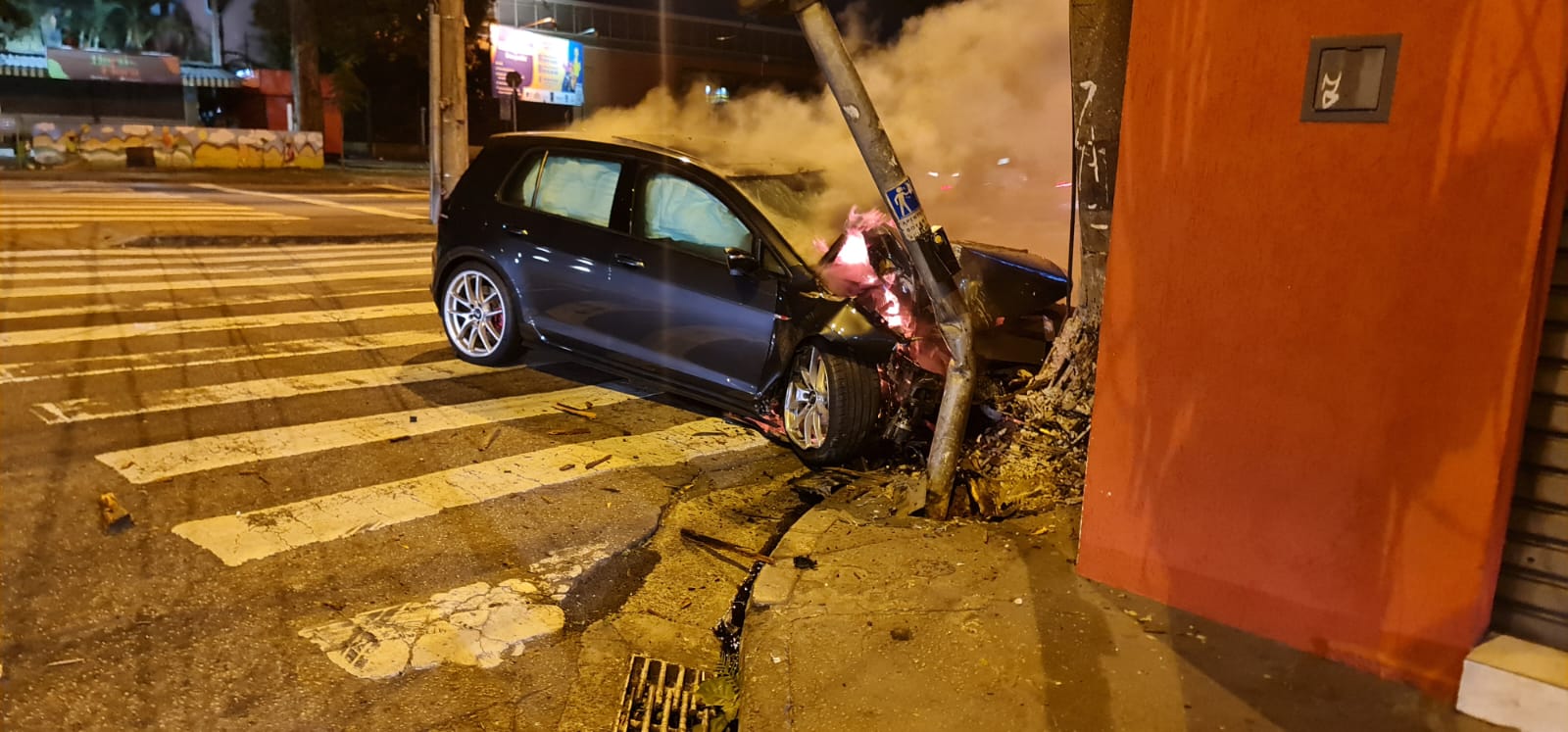 Carro x poste: suspeita é que colisão foi causada durante racha na vila ...