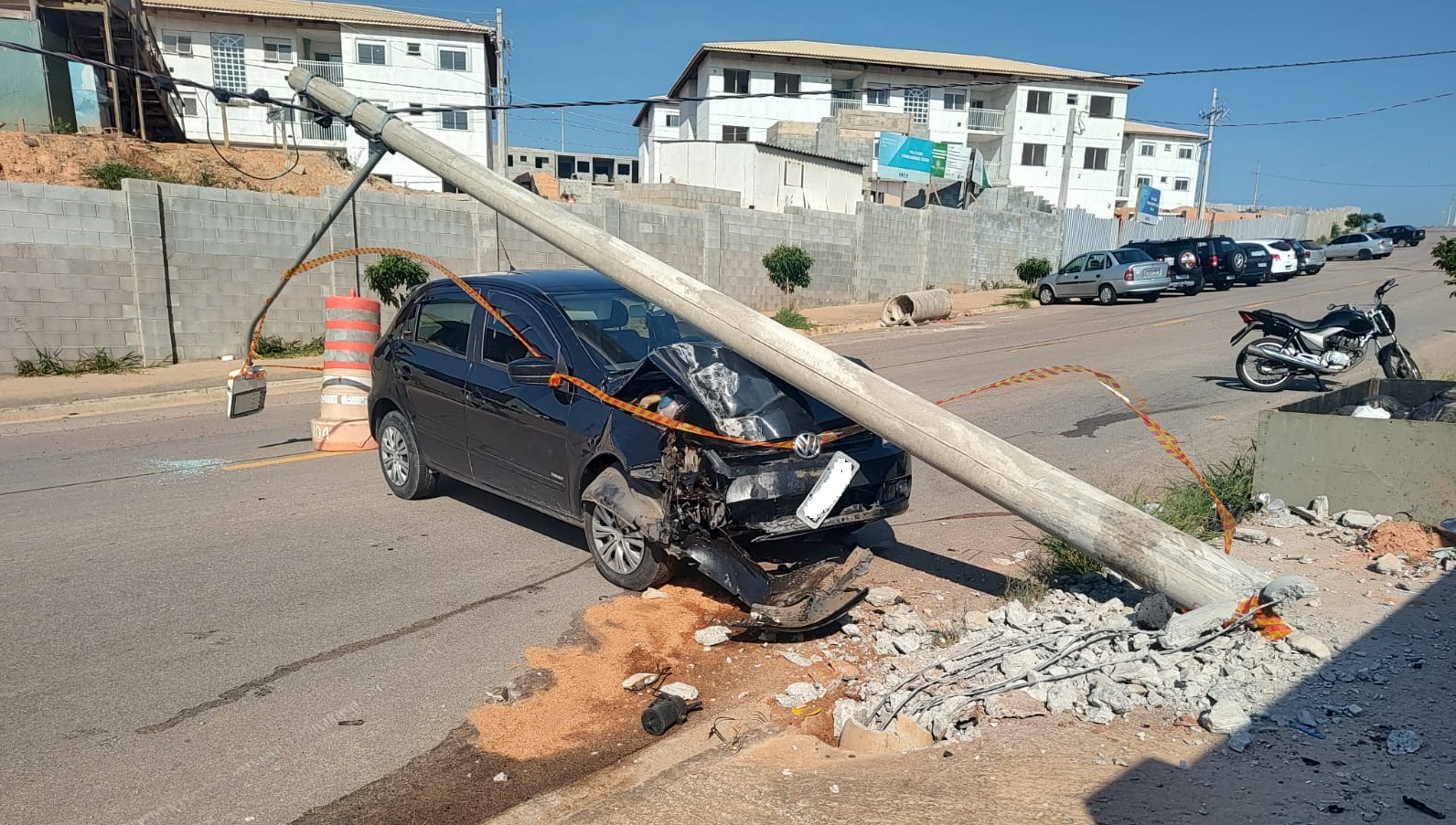 Carro bate em poste e uma pessoa fica ferida em Jundiaí