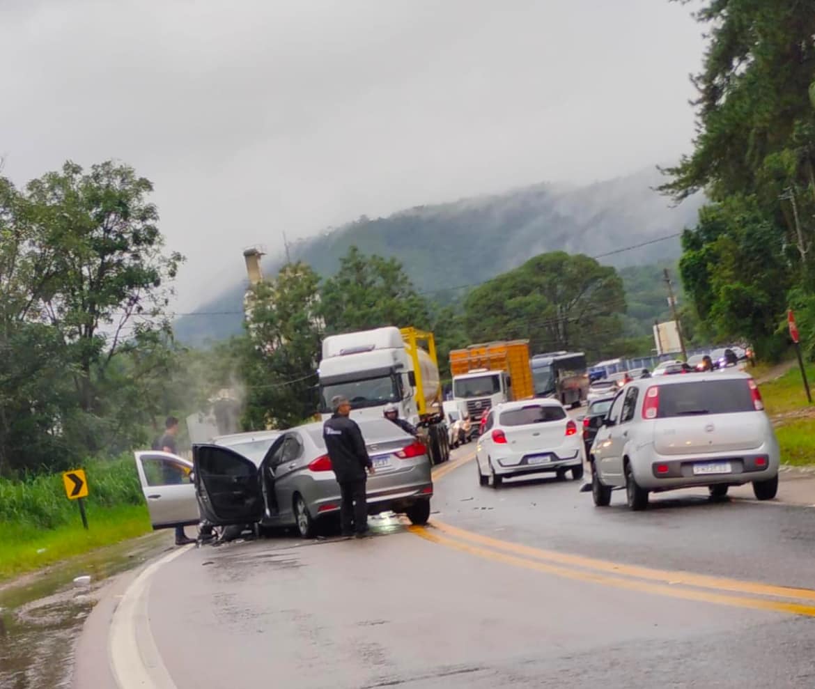 Carro se perde na curva e atinge veículo em cheio na 'Estrada Velha de ...